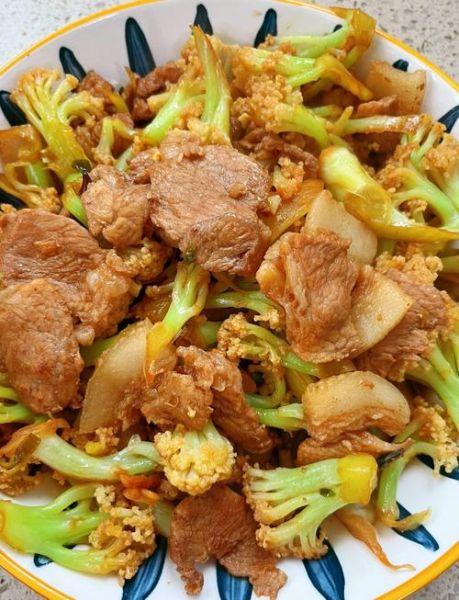 花菜炒肉片怎么做_花菜炒肉片焯水吗-第1张图片-山城妙识 花菜炒肉片怎么做_花菜炒肉片焯水吗-第1张图片-山城妙识