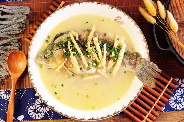 鲫鱼炖汤放什么食材最鲜_鲫鱼汤搭配什么最营养-第1张图片-山城妙识 鲫鱼炖汤放什么食材最鲜_鲫鱼汤搭配什么最营养-第1张图片-山城妙识