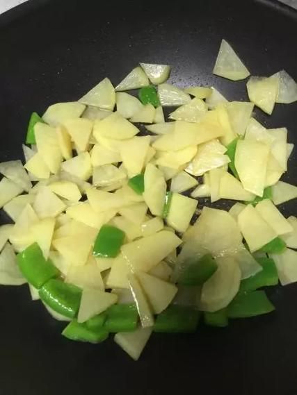 柿子椒炒土豆片怎么炒才脆_柿子椒炒土豆片用焯水吗-第3张图片-山城妙识 柿子椒炒土豆片怎么炒才脆_柿子椒炒土豆片用焯水吗-第3张图片-山城妙识