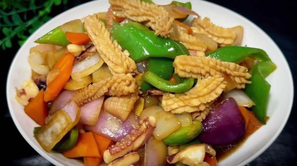 鱿鱼炒洋葱怎么做_鱿鱼炒洋葱的家常做法-第1张图片-山城妙识