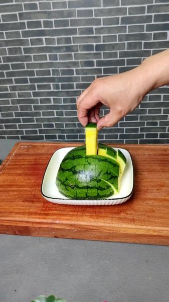 西瓜怎么切好看_西瓜花样摆盘教程-第3张图片-山城妙识 西瓜怎么切好看_西瓜花样摆盘教程-第3张图片-山城妙识