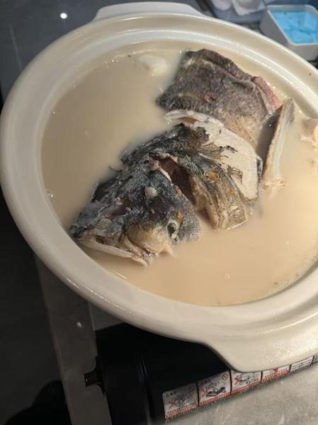 鱼头汤怎么做才白_鱼头汤正宗做法-第1张图片-山城妙识