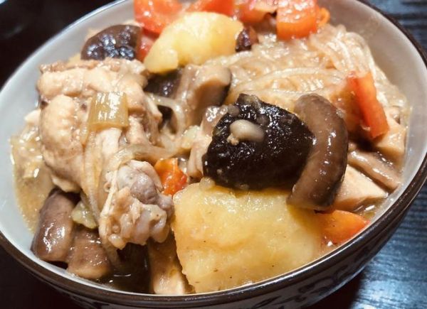 鸡肉炖土豆蘑菇怎么做_鸡肉炖土豆蘑菇用干蘑菇还是鲜蘑菇-第1张图片-山城妙识