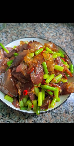 蒜苔炒腊肉怎么炒才好吃_蒜苔炒腊肉要不要焯水-第3张图片-山城妙识 蒜苔炒腊肉怎么炒才好吃_蒜苔炒腊肉要不要焯水-第3张图片-山城妙识