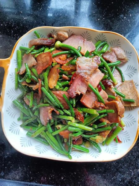 蒜苔炒腊肉怎么炒才好吃_蒜苔炒腊肉要不要焯水-第2张图片-山城妙识 蒜苔炒腊肉怎么炒才好吃_蒜苔炒腊肉要不要焯水-第2张图片-山城妙识