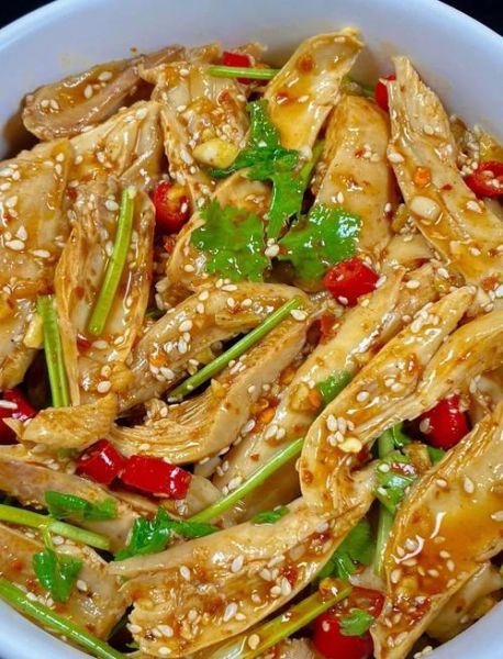 手撕鸡腿肉凉拌怎么做_凉拌鸡腿肉需要焯水吗-第2张图片-山城妙识