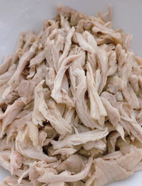 手撕鸡腿肉凉拌怎么做_凉拌鸡腿肉需要焯水吗-第1张图片-山城妙识