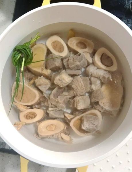 牛骨汤怎么熬又浓又白_牛骨汤变白小技巧-第1张图片-山城妙识 牛骨汤怎么熬又浓又白_牛骨汤变白小技巧-第1张图片-山城妙识