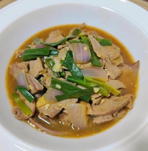 洋葱炒猪肝怎么炒才不腥_洋葱炒猪肝的家常做法-第1张图片-山城妙识