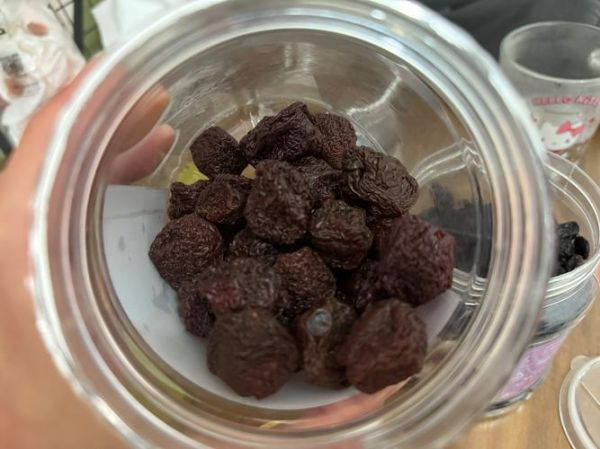 黑葡萄干的功效与作用_黑葡萄干一天吃多少粒-第3张图片-山城妙识 黑葡萄干的功效与作用_黑葡萄干一天吃多少粒-第3张图片-山城妙识