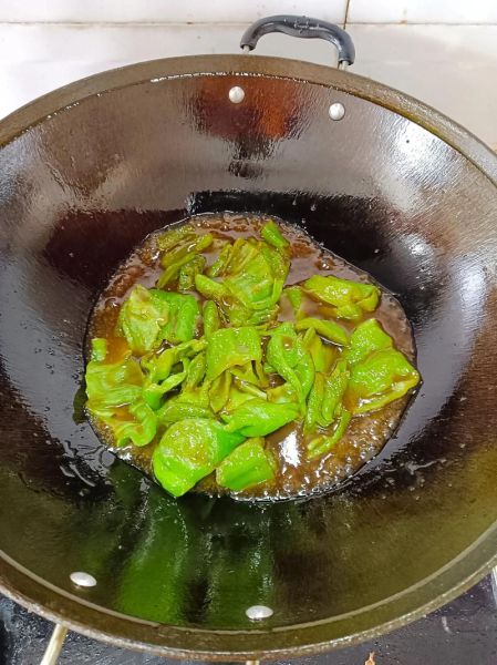 虎皮青椒怎么做_虎皮青椒的做法步骤视频-第3张图片-山城妙识