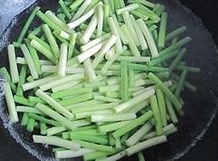 炒蒜苗要不要焯水_焯水后口感会变差吗-第1张图片-山城妙识