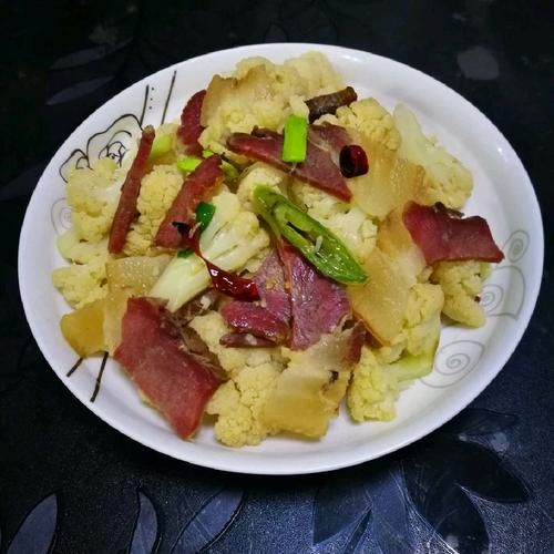 腊肉炒菜花怎么炒好吃_腊肉炒菜花家常做法-第3张图片-山城妙识