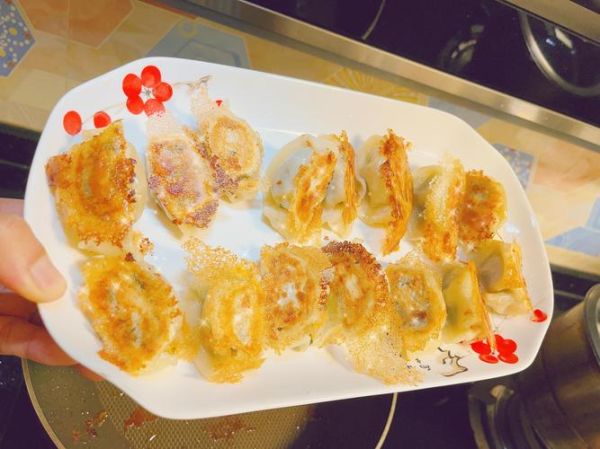 炒饺子怎么炒不粘锅_炒饺子需要解冻吗-第3张图片-山城妙识