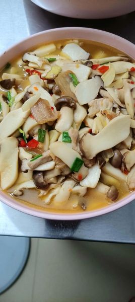 鸡腿菇炒肉怎么做_鸡腿菇炒肉的家常做法-第1张图片-山城妙识