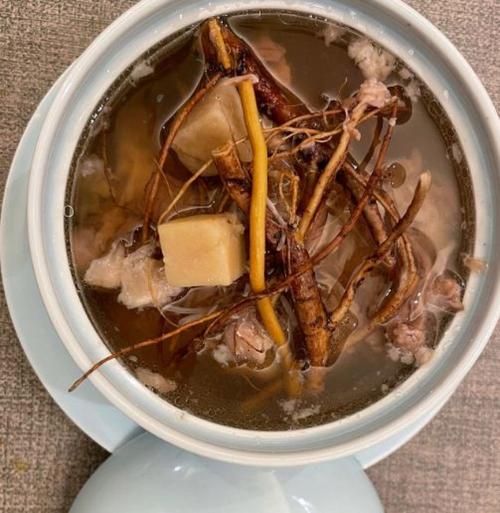 广东五指毛桃煲鸡汤的做法_五指毛桃鸡汤功效与禁忌-第1张图片-山城妙识 广东五指毛桃煲鸡汤的做法_五指毛桃鸡汤功效与禁忌-第1张图片-山城妙识