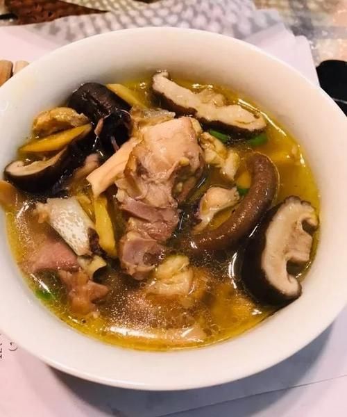 墨鱼炖鸡怎么做_墨鱼炖鸡要焯水吗-第1张图片-山城妙识 墨鱼炖鸡怎么做_墨鱼炖鸡要焯水吗-第1张图片-山城妙识