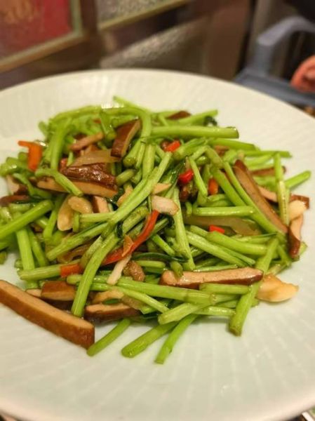 芦蒿的叶子能炒着吃吗_芦蒿叶子怎么炒好吃-第1张图片-山城妙识