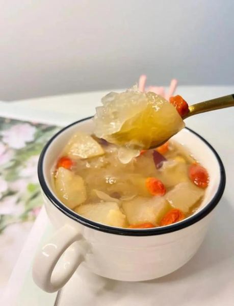 百合银耳雪梨汤怎么做_润肺止咳效果好吗-第1张图片-山城妙识 百合银耳雪梨汤怎么做_润肺止咳效果好吗-第1张图片-山城妙识