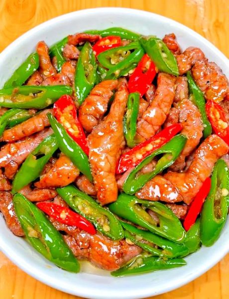青椒炒牛肉丝怎么炒才嫩_家常做法窍门-第1张图片-山城妙识