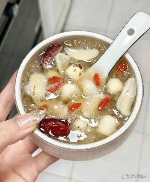 银耳莲子汤怎么煮_银耳莲子汤需要提前泡多久-第3张图片-山城妙识 银耳莲子汤怎么煮_银耳莲子汤需要提前泡多久-第3张图片-山城妙识