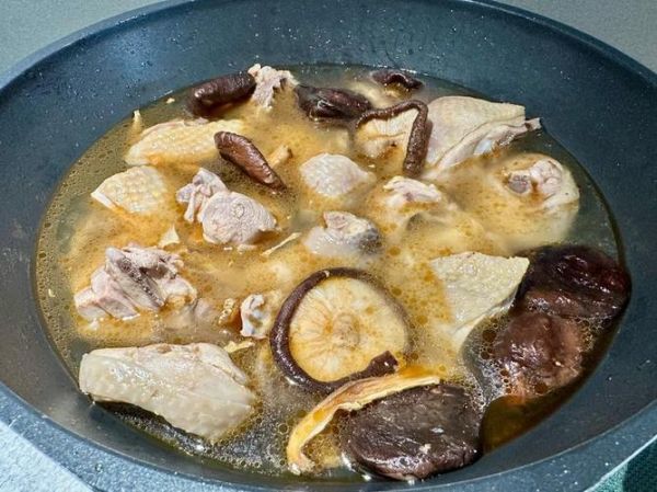 香菇鸡汤王刚_怎么炖不腥-第1张图片-山城妙识