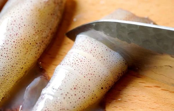 小管鱿鱼怎么清洗图解_小管鱿鱼清洗内脏步骤-第3张图片-山城妙识 小管鱿鱼怎么清洗图解_小管鱿鱼清洗内脏步骤-第3张图片-山城妙识