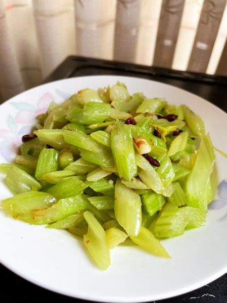 小芹菜怎么做好吃_家常小芹菜炒什么最香-第1张图片-山城妙识