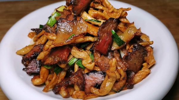 萝卜条炒腊肉怎么做_萝卜条炒腊肉用焯水吗-第1张图片-山城妙识 萝卜条炒腊肉怎么做_萝卜条炒腊肉用焯水吗-第1张图片-山城妙识