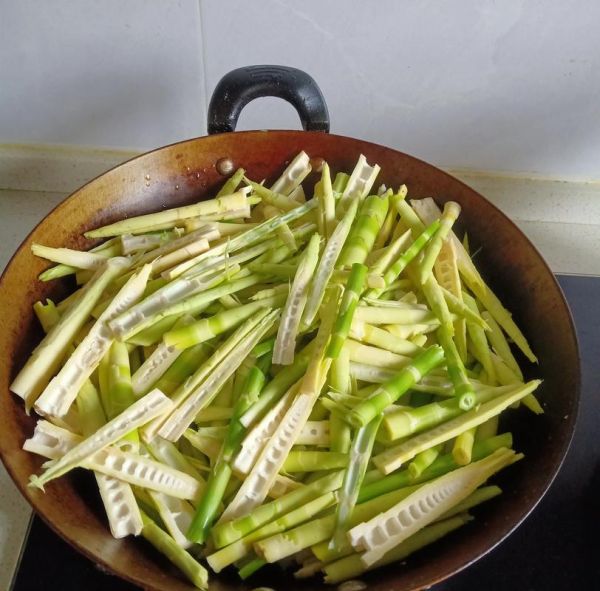 油焖笋子怎么做才入味_油焖笋子要不要焯水-第1张图片-山城妙识 油焖笋子怎么做才入味_油焖笋子要不要焯水-第1张图片-山城妙识