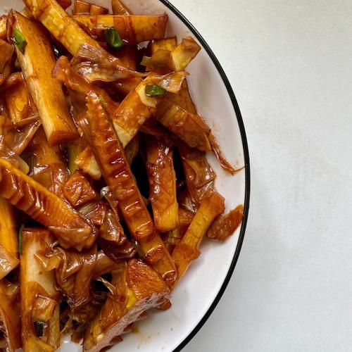 油焖笋子怎么做才入味_油焖笋子要不要焯水-第2张图片-山城妙识 油焖笋子怎么做才入味_油焖笋子要不要焯水-第2张图片-山城妙识