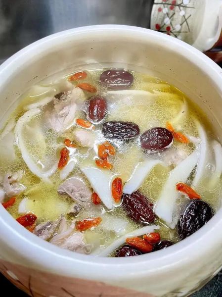 海南椰子鸡的做法窍门_椰子鸡汤底怎么熬才清甜-第2张图片-山城妙识 海南椰子鸡的做法窍门_椰子鸡汤底怎么熬才清甜-第2张图片-山城妙识