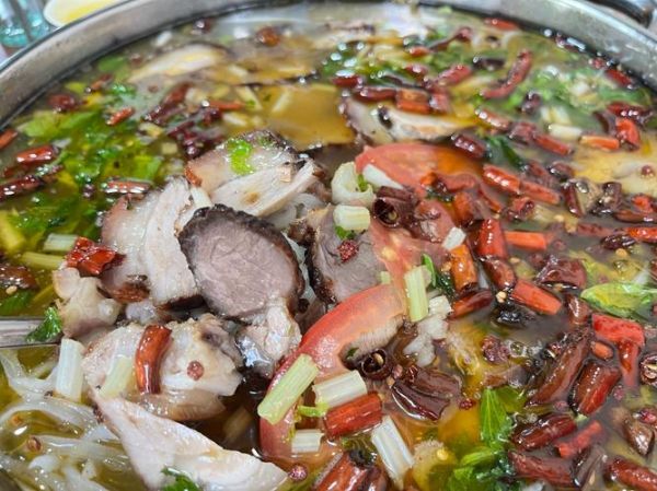 酸菜猪脚火锅怎么做_酸菜猪脚火锅好吃吗-第2张图片-山城妙识