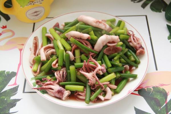 蒜苔炒鱿鱼怎么做_蒜苔炒鱿鱼的家常做法-第1张图片-山城妙识