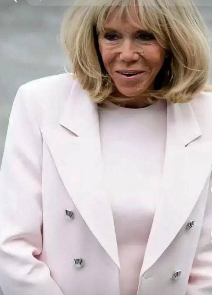 马克龙老婆是谁_马克龙老婆年龄差多少-第1张图片-山城妙识