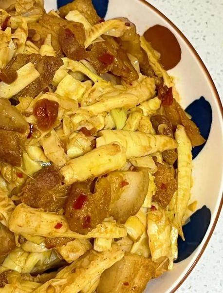 五花肉炒鲜笋怎么做_五花肉炒鲜笋要不要焯水-第2张图片-山城妙识