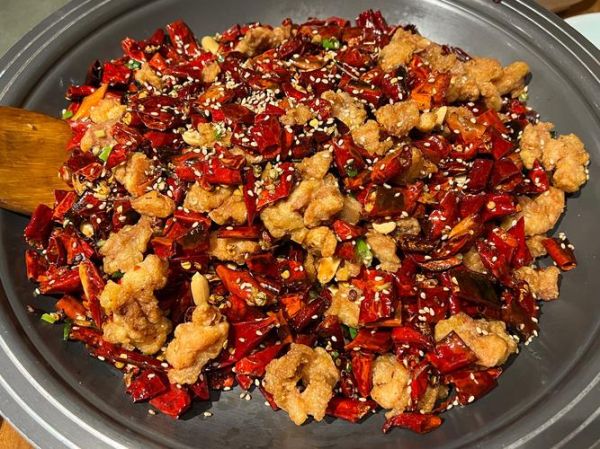 辣子大盘鸡怎么做才正宗_辣子大盘鸡用鸡腿还是整鸡-第1张图片-山城妙识 辣子大盘鸡怎么做才正宗_辣子大盘鸡用鸡腿还是整鸡-第1张图片-山城妙识