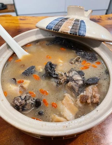 墨鱼炖鸡可以加什么食材_墨鱼炖鸡加什么好吃-第1张图片-山城妙识