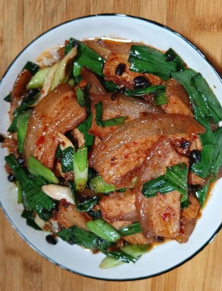 蒜苗回锅肉正宗做法_怎么做才够川味-第1张图片-山城妙识 蒜苗回锅肉正宗做法_怎么做才够川味-第1张图片-山城妙识