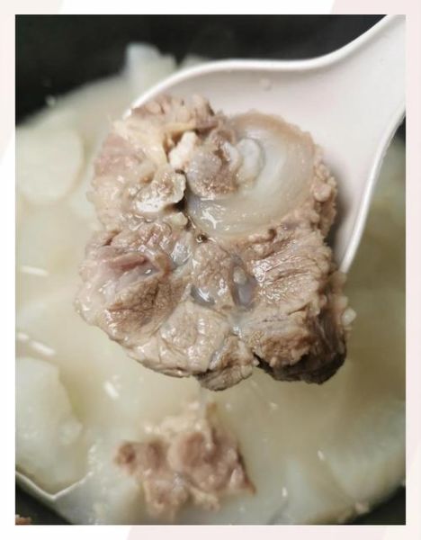 清炖骨头汤怎么炖才白_骨头汤去腥技巧-第1张图片-山城妙识 清炖骨头汤怎么炖才白_骨头汤去腥技巧-第1张图片-山城妙识