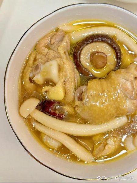 香菇鸡汤的营养价值_功效与作用有哪些-第1张图片-山城妙识 香菇鸡汤的营养价值_功效与作用有哪些-第1张图片-山城妙识