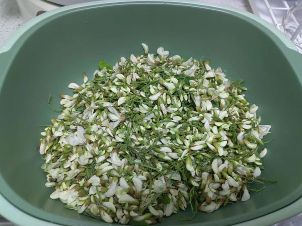 陕西槐花麦饭怎么做_槐花麦饭家常做法-第1张图片-山城妙识