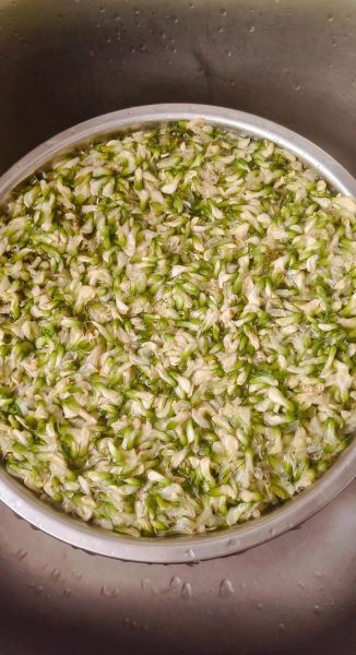 陕西槐花麦饭怎么做_槐花麦饭家常做法-第2张图片-山城妙识