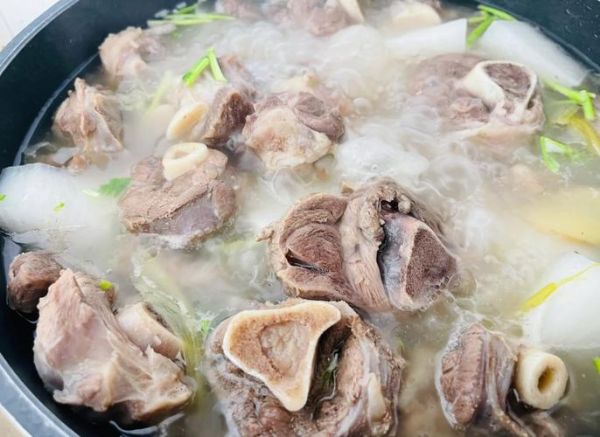 羊骨头汤怎么炖好喝_羊骨头汤去腥技巧-第1张图片-山城妙识 羊骨头汤怎么炖好喝_羊骨头汤去腥技巧-第1张图片-山城妙识