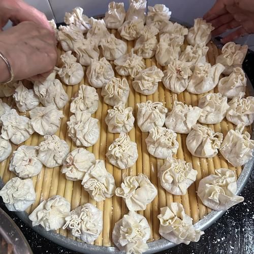 烧麦的包法视频教程_烧麦皮怎么捏褶子-第2张图片-山城妙识 烧麦的包法视频教程_烧麦皮怎么捏褶子-第2张图片-山城妙识