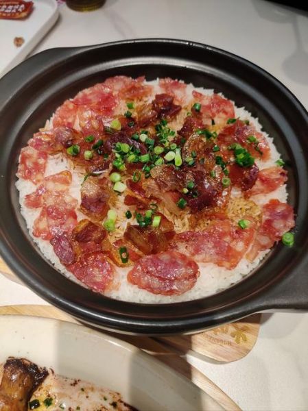 广式腊肠煲仔饭怎么做_广式腊肠煲仔饭锅巴技巧-第1张图片-山城妙识 广式腊肠煲仔饭怎么做_广式腊肠煲仔饭锅巴技巧-第1张图片-山城妙识