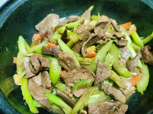 芹菜炒猪肝怎么做_芹菜炒猪肝焯水还是不焯水-第1张图片-山城妙识 芹菜炒猪肝怎么做_芹菜炒猪肝焯水还是不焯水-第1张图片-山城妙识