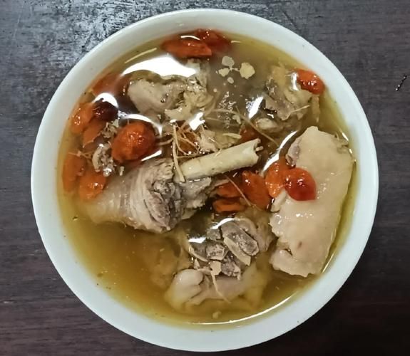 西洋参炖鸡汤的功效与禁忌_适合什么人喝-第1张图片-山城妙识