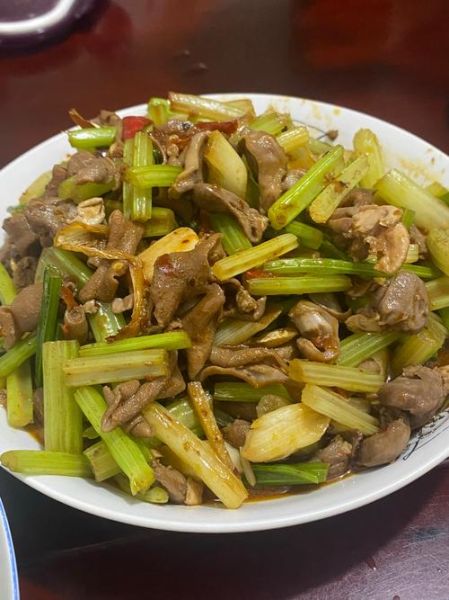 芹菜炒鸡杂怎么做_芹菜炒鸡杂去腥技巧-第1张图片-山城妙识 芹菜炒鸡杂怎么做_芹菜炒鸡杂去腥技巧-第1张图片-山城妙识