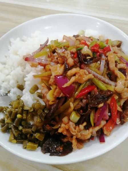 香辣肉丝盖饭怎么做_香辣肉丝盖饭热量高吗-第1张图片-山城妙识 香辣肉丝盖饭怎么做_香辣肉丝盖饭热量高吗-第1张图片-山城妙识